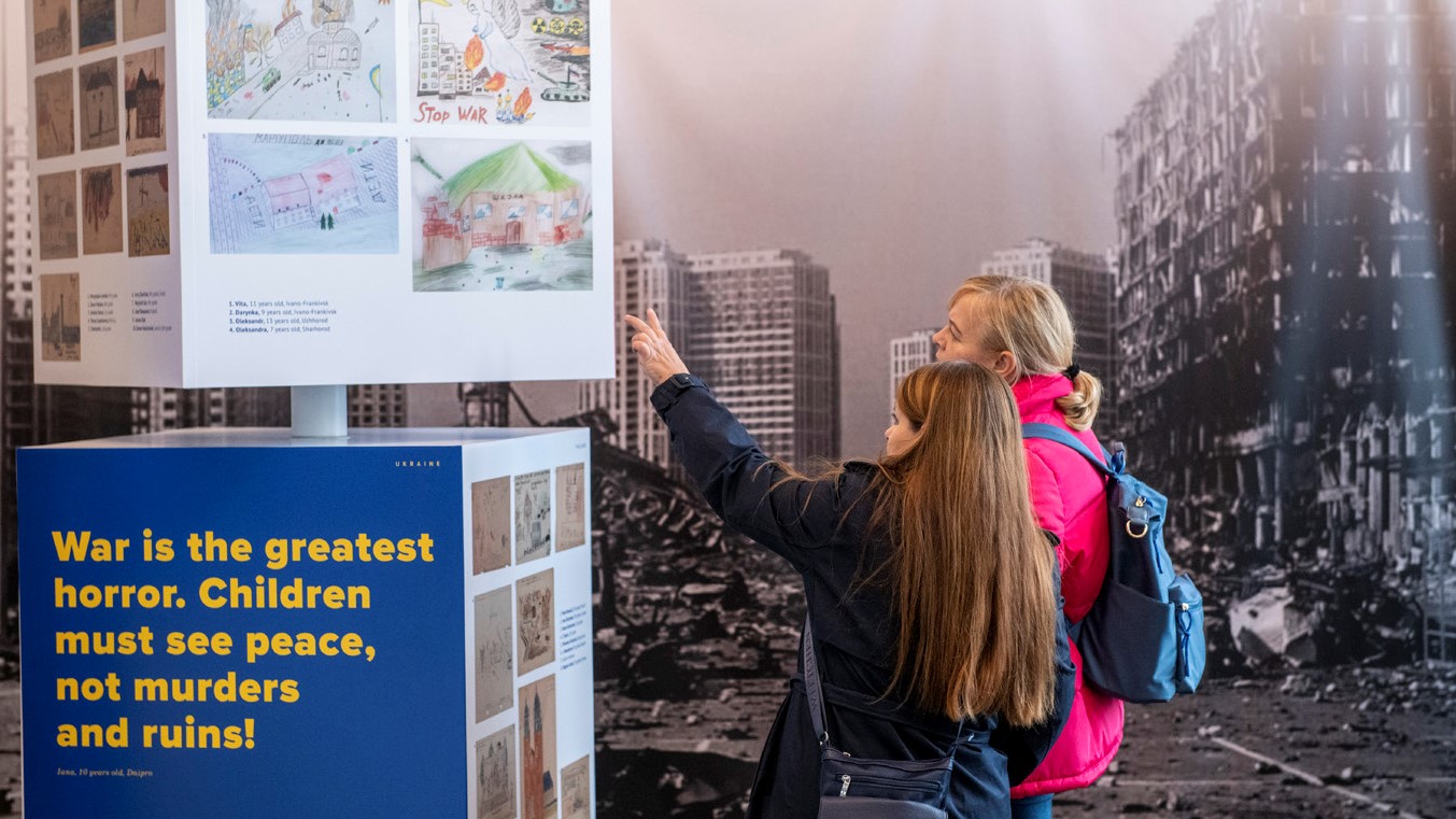 Wystawa „Mamo, ja nie chcę wojny!” otwarta przy Parlamencie Europejskim ...